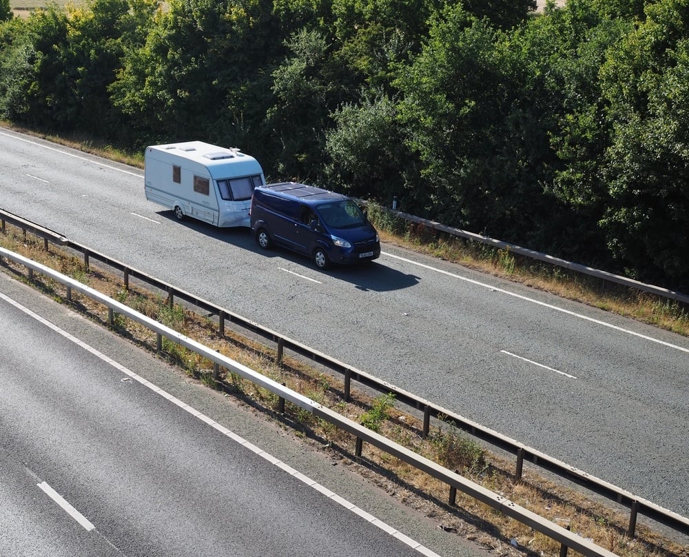 What are the different speed limits for towing a caravan in the UK?